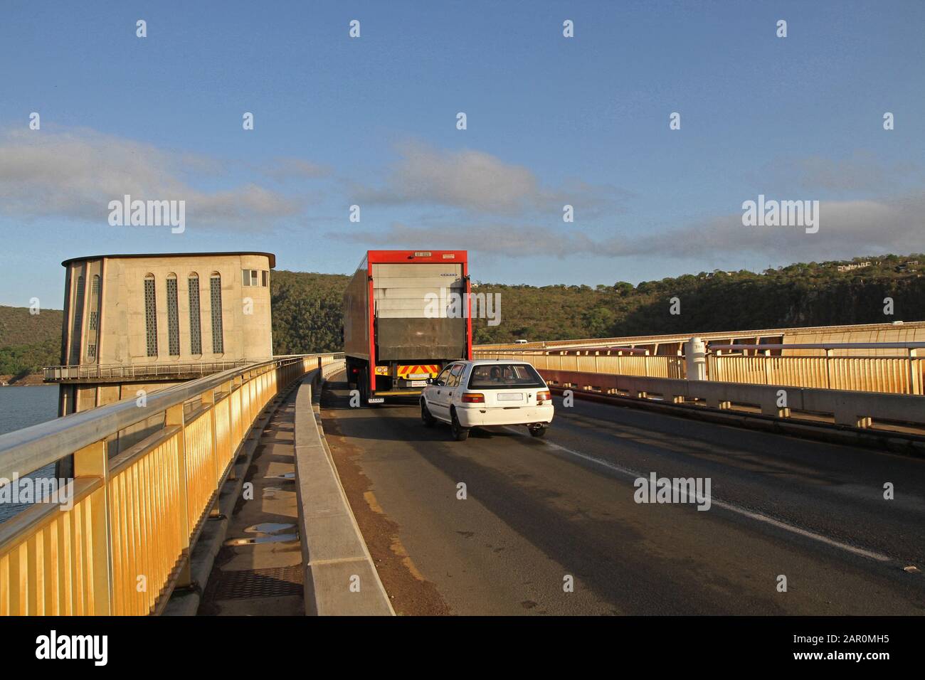 Jozini Dam Wall highway bridge with traffic, AKA Pongolapoort Dam ...