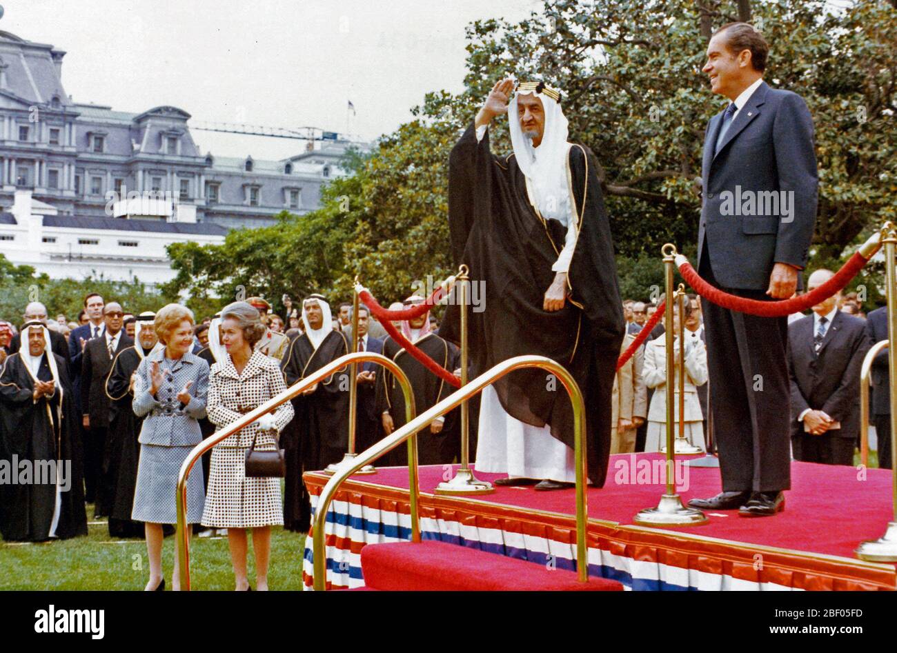 President Nixon and Pat Nixon host the White House arrival ceremony for ...