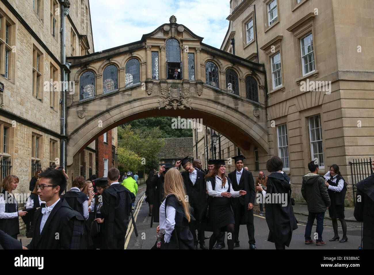 Oxford, UK 18th October. Students of Oxford University after the Stock ...